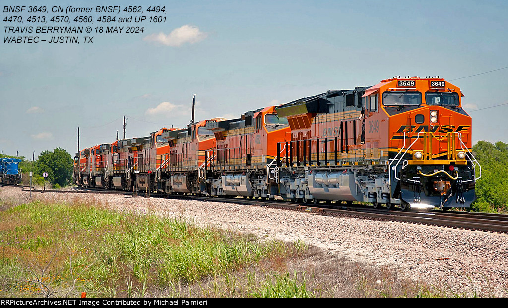 BNSF ET44AC 3649